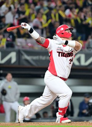 '허리 튼튼' 최형우, 김태훈 상대 PS 최고령 홈런 쾅! [KS5] - OSEN