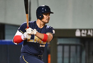 [사진] 팀 LMB 요나단 멘도사, 깔끔한 1타점 적시타 - OSEN