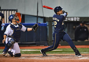 [사진] 동점 희생타 치는 팀 LMB 에밀리아노 발렌시아 - OSEN