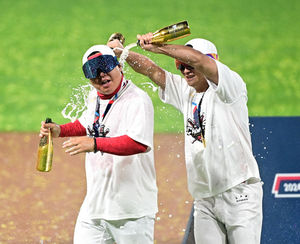 [사진]이범호 감독,'샴페인에 취한다' - OSEN