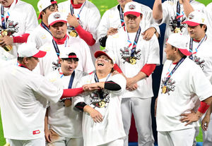 [사진]KIA 김선빈, '이범호 감독의 MVP 지명에 기분 좋은 미소' - OSEN