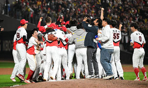 [사진]마운드에서 우승의 기쁨 나누는 KIA - OSEN