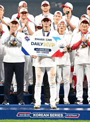 [사진]박찬호,'한국시리즈 5차전 MVP 됐어요' - OSEN