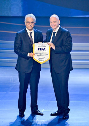 [사진]깃발 전달식 하는 FIFA 인판티노 회장 - OSEN