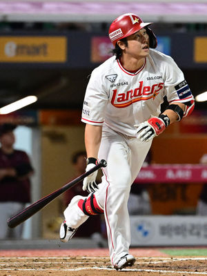 ‘역대 FA 누적 금액 1위로 대우한다’ 최소 292억 이상, 최정 향한 SSG의 진심 통할까 - OSEN