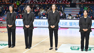 [사진] 홈 개막식 갖는 부산 BNK 썸 박정은 감독과 변연하, 이종애, 김영화 코치 - OSEN