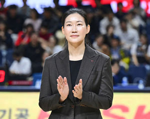 [사진] 홈 개막전 갖는 부산 BNK 썸 박정은 감독 - OSEN