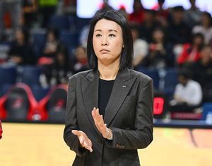 [사진] 홈 개막전 갖는 부산 BNK 썸 변연하 코치 - OSEN