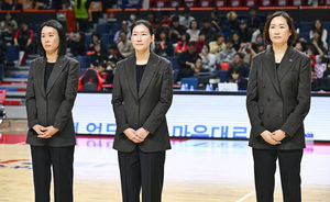 [사진] 홈 개막식 갖는 부산 BNK 썸 박정은 감독과 변연하, 이종애 코치 - OSEN