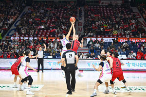 [사진] 부산 개막전 점프볼 하는 부산 BNK 썸과 삼성생명 - OSEN