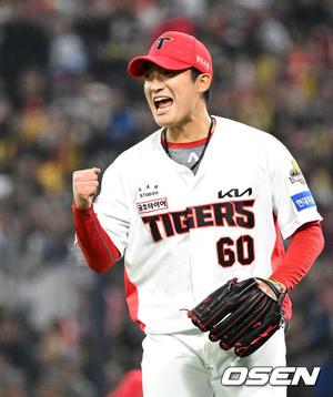 "큰 일 해주었다" 대투수도 경의, 전역 8개월 만에 첫 우승반지, 152km 우완특급 "너무 행복하다" - OSEN