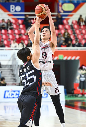 [사진] 배병준, 한호빈 처절한 수비 제치고 - OSEN