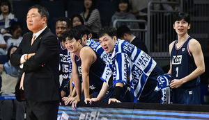[사진] 102-71로 대승한 KCC 허웅과 선수들 - OSEN