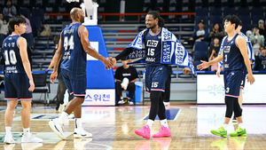 [사진] 102-71로 대승 기쁨 나누는 KCC 선수들 - OSEN