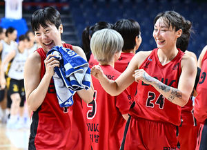 [사진] BNK 썸 박혜진과 김소니아, 단독 1위다 - OSEN