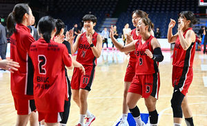 [사진] 부산 BNK 썸, 단독 1위 환호 - OSEN