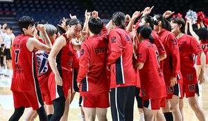 [사진] 단독 1위 기쁨 나누는 부산 BNK 썸 선수들 - OSEN