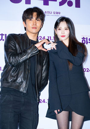 [사진]오재무-유라,'선남선녀의 커플 하트' - OSEN