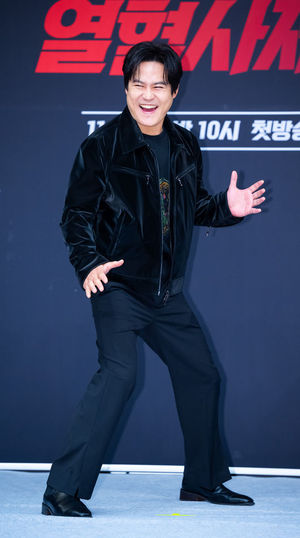 [사진]김성균,'열혈 포즈' - OSEN