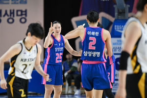 '4전 5기' 삼성생명, KB 꺾고 드디어 시즌 첫 승...'34점 합작' 배혜윤·이해란 동반 더블더블 - OSEN
