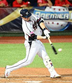 [사진]김형준,'만루 찬스 싹쓸이 적시타' - OSEN