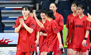 [사진] 부산 BNK 썸 5연승 주인공 이소희와 선수들 - OSEN