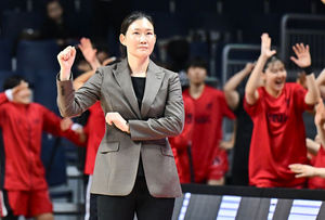 ‘우승후보 맞네!’ BNK, 하나은행마저 대파하고 1라운드 5전 전승 - OSEN