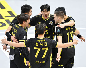 [사진]환호하는 KB손해보험 선수들 - OSEN