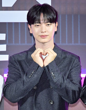 [사진]육성재, '사막여우 하트' - OSEN