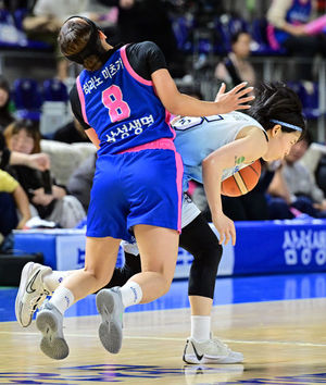 [사진]U파울에 중심 잃은 히라노 미츠키 - OSEN