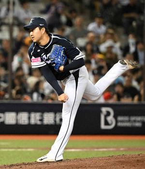 [사진]유영찬, 쿠와하라 심진으로 처리 - OSEN