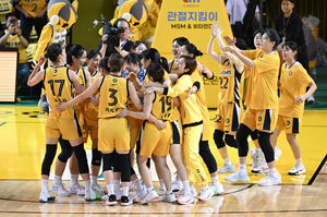 3점의 KB, 하나은행 잡고 홈 18연승 위업 달성 - OSEN