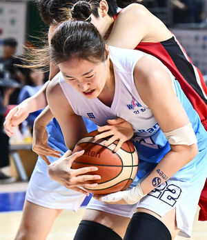 [사진] 이 손은 누구 것일까? - OSEN