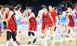 [사진] 6연승 인사하는 부산 BNK 썸 선수들 - OSEN