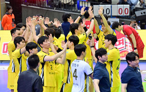 [사진]승리 기뻐하는 KB손해보험 - OSEN