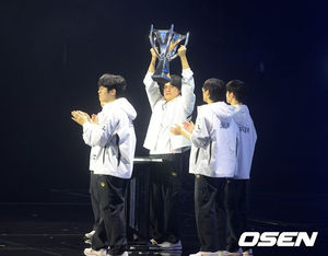 [오피셜] '제우스만 남았다'...T1, '케리아'-'오너' 이어 '구마유시'도 잡았다 - OSEN