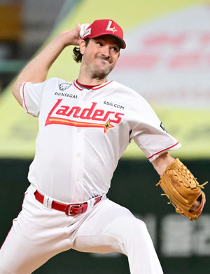 “켈리·페디처럼 ML 복귀할 수 있다” 재계약 성공 158K 에이스, 美매체도 주목한 KBO 역수출 신화 - OSEN