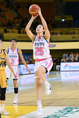 '배혜윤 17점+키아나 16점' 삼성생명, KB 제압하며 3연승 질주 - OSEN
