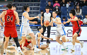 [사진] 이명관, 정글 같은 분위기 뚫고 간다 - OSEN