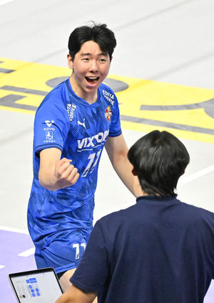 [사진]한국전력 신인 윤하준,'주먹 불끈' - OSEN