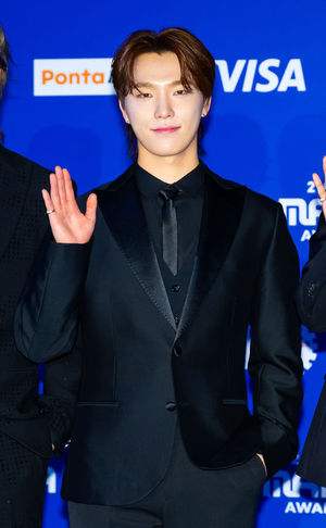 [사진]세븐틴 디노,'훈훈한 눈맞춤 인사' - OSEN