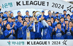 [사진] 정기선 HD현대 수석부회장과 울산 HD 김판곤 감독, 2024 K리그1 우승 트로피 번쩍 - OSEN