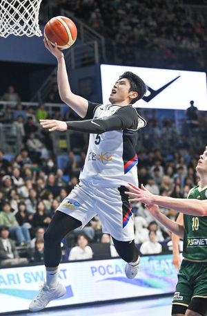 [사진]레이업슛 성공시키는 변준형 - OSEN