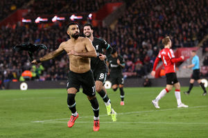 '내가 벗을게' 살라의 노출증, "PL 진출 이후 받은 옐로 중 절반이 상의 탈의로 인한 것" - OSEN