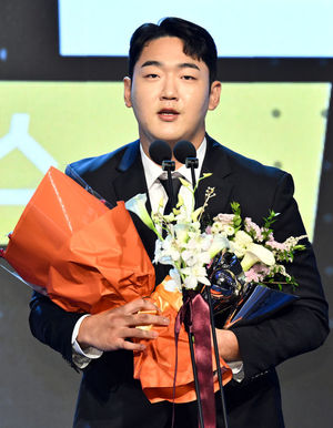 [사진]평균자책점상-승리상 수상한 LG 성동현 - OSEN