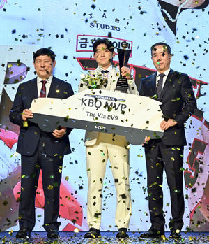 [사진]MVP 수상한 KIA 김도영 - OSEN