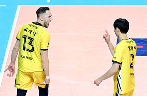 [사진]KB손해보험 비예나-황택의, '1세트 가져왔다' - OSEN