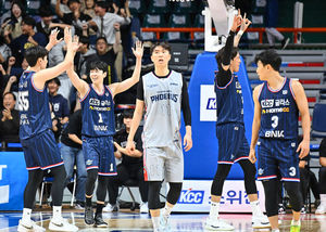 [사진] 승리 환호하는 최준용과 KCC 선수들 - OSEN