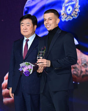 [사진]마테우스,'K리그2 MVP 미소' - OSEN