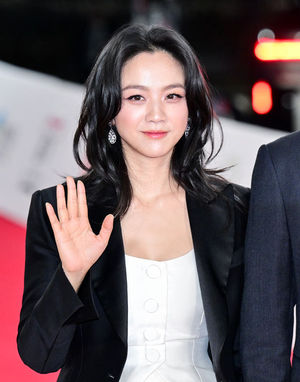 [사진]탕웨이, '여신 손인사' - OSEN